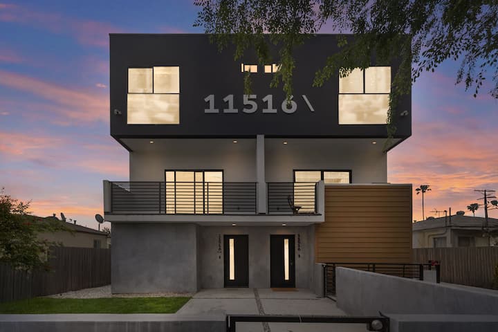 Universal 10 Mins • Noho Gem - Burbank, CA