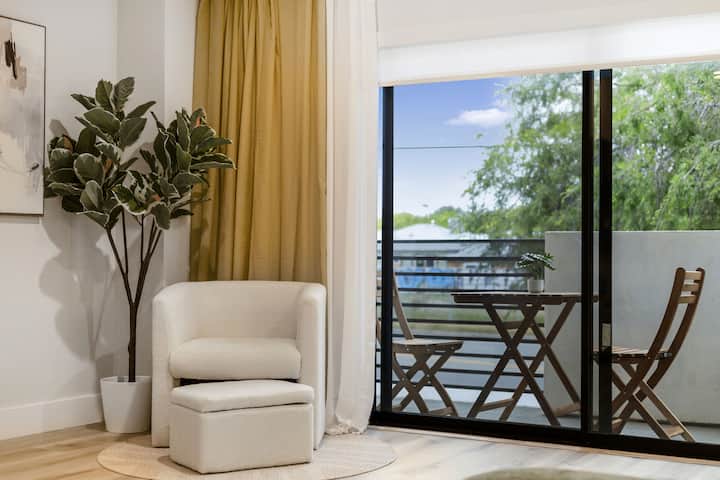 Universal 10 Mins • Noho Gem - Burbank, CA