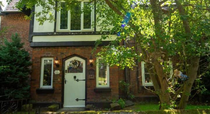 16th-c Haunted Manor W/ Fires & Secret Tunnel - Warrington