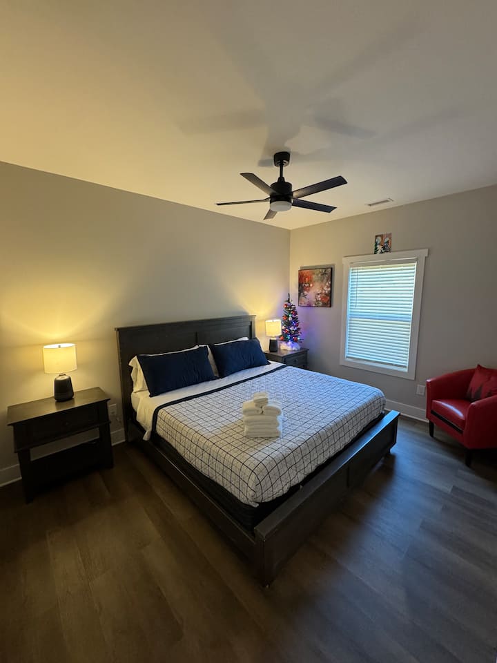 Brand-new Modern Lodge W/ Firepit & Fenced Yard - 達拉斯