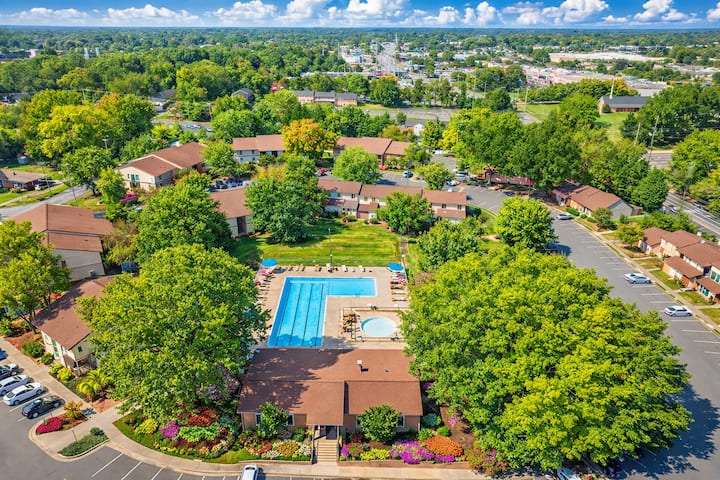 3br Condo W/ Pool Near Hpu & Market + Desk - High Point, NC