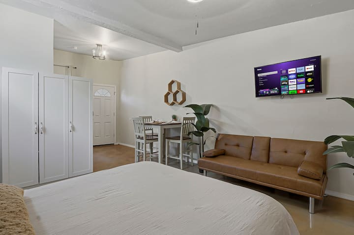 Casa Sol Studio - Cozy & Private - Airport 7 Mins - El Paso, TX