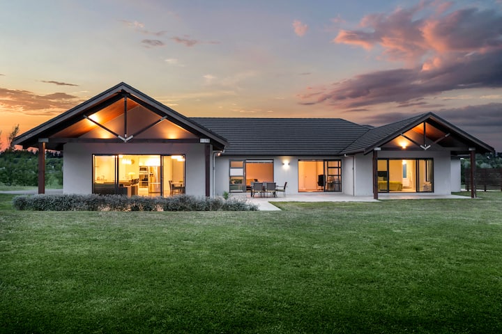 Escape To Your Private 5-acre Paradise - Riverhead