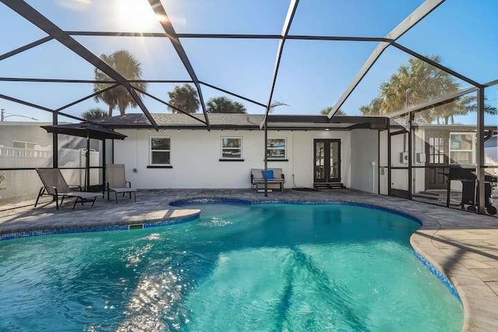 Sunset Beach Escape – Modern Home + Private Pool - Saint Petersburg, FL