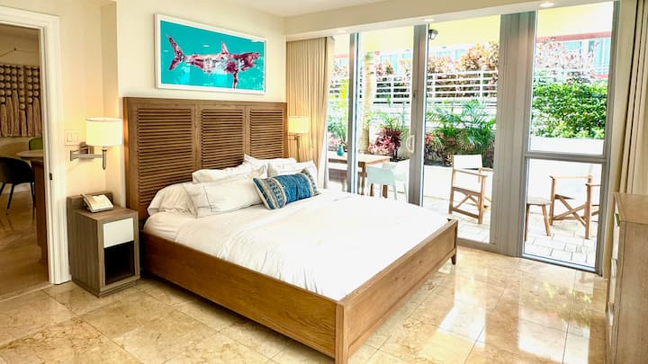Beachfront, Large Tropical Patio, Luxury Amenities - Miami Beach, FL