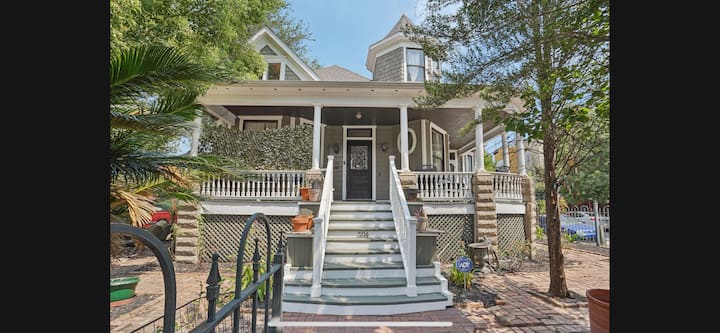 Charming Victorian In Montrose - Bellaire, TX
