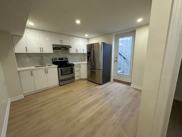 Newly Renovated 3br/2ba Steps To Cf Markville & Go - Markham