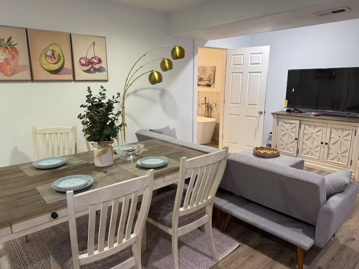 一个卧室,一个客厅,一个卫生间的整个私人庭院。 - Edmonds, WA