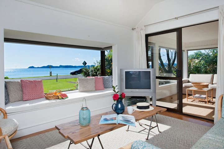 Beachside Bach - Russell