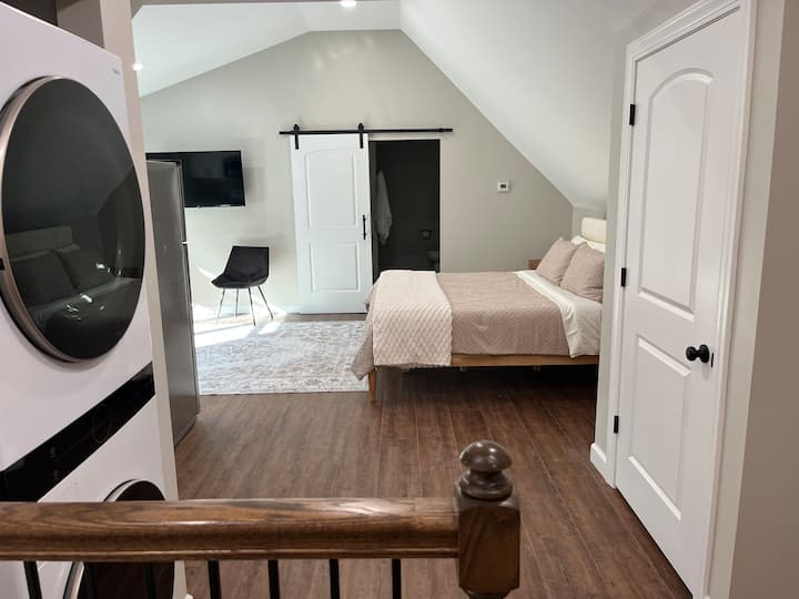 Modern King Suite W/ Kitchen & Fast Wifi - Thomasville, NC