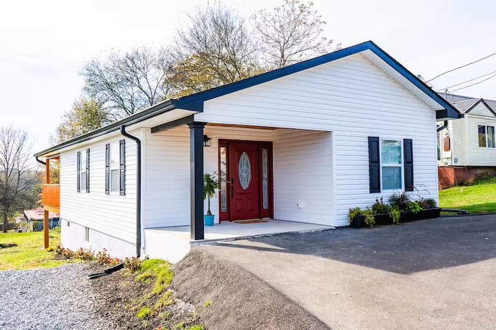 Modern South Knoxville Home | Work & Family Ready - Knoxville, TN