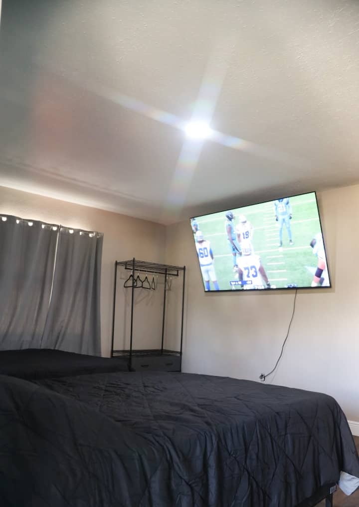 Free Shuttle To Stadium, Comfy Cozy Beds, Big Tvs - Jacksonville, FL