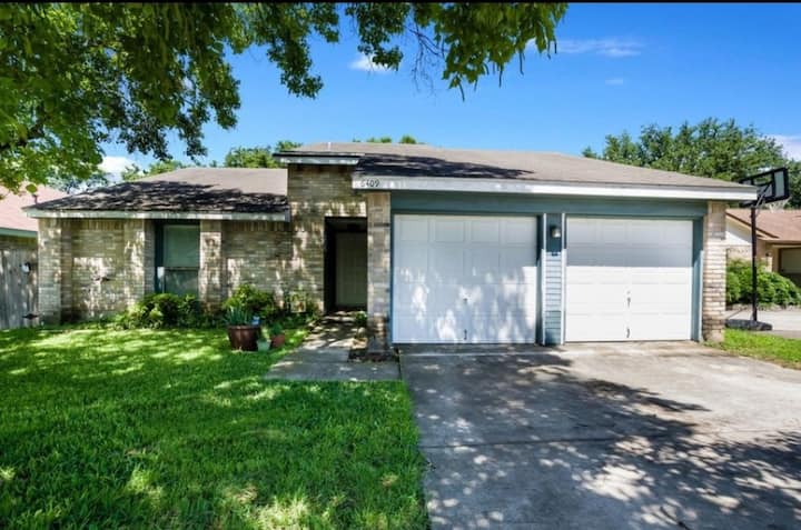 Homeawayfromhome Sea World 6 Flags Lackland Sa Zoo - Helotes, TX