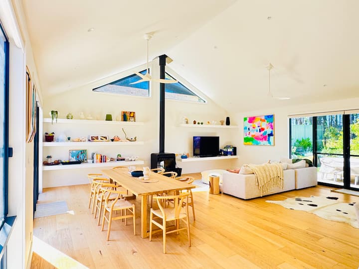 Luxury Coastal Gallery Retreat - Lake Conjola