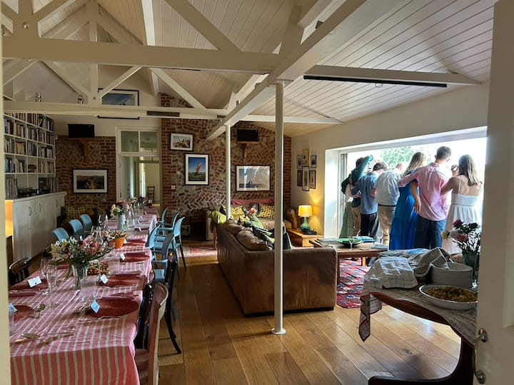 A Contemporary Barn Conversion, Sleeps 9 (+1) - Fakenham