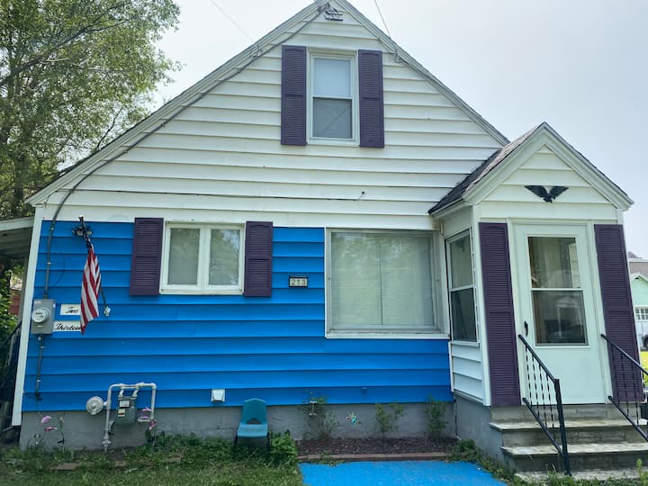 Cozy Private Room With King Bed & Parking - Syracuse, NY