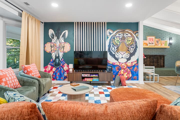 Zoo-themed Family Home Sleeps 8 With Arcade Game - Lake Lucas, NC