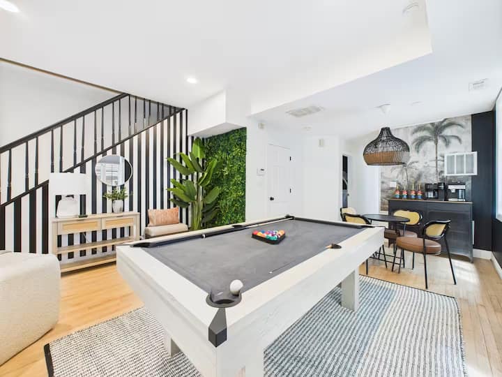 Designer West Town Retreat • Game Room + Deck - Marshall Square - Chicago