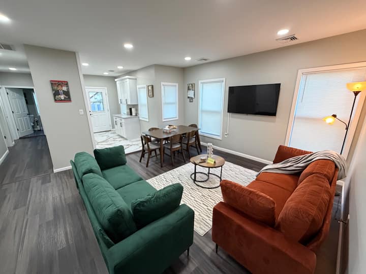 Downtown Scranton "The Office Themed" - 4br Home - Scranton, PA