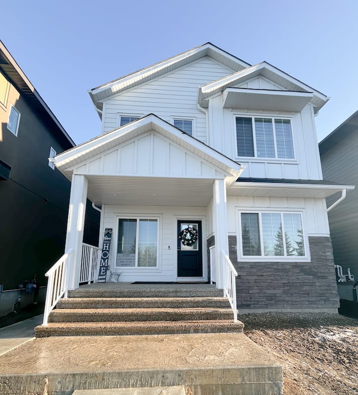 Modern 2 Bedroom Basement Suite Near Yeg Airport - Edmonton