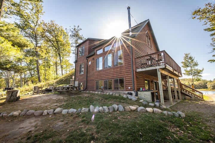 Northwoods Lakeside Cabin • Warm, Cozy, Relaxing - United States
