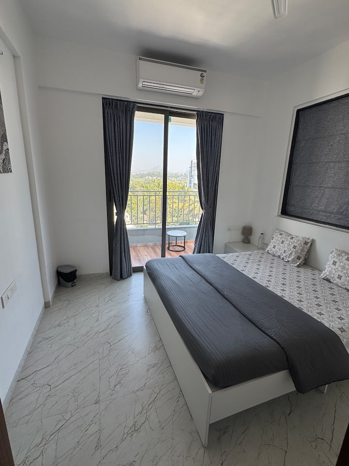 Penthouse Cosy Ac Bedroom With Mountain Views - Nashik