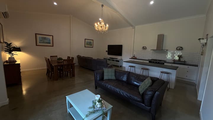 Cosy Rural Hideaway With All The Modern Amenities - Howard