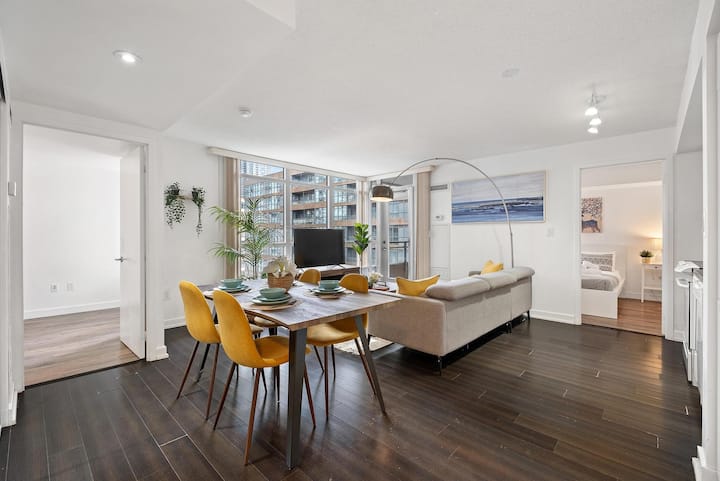 Bright & Bold Condo Downtown + 1 Free Parking - トロント