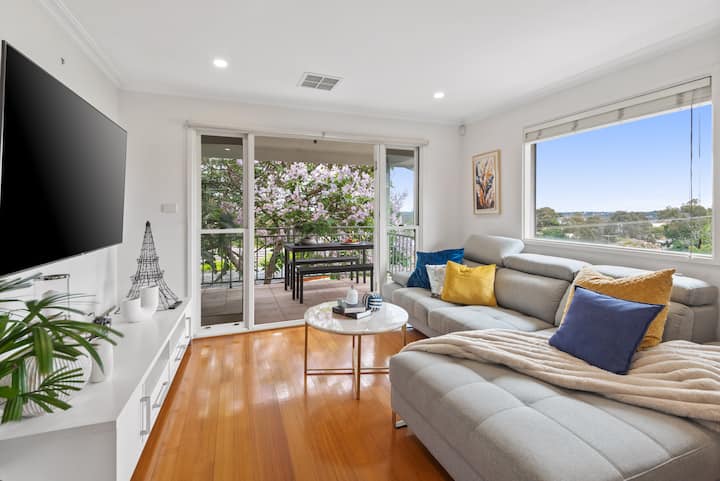 Modern Treetop Studio, City Views, Private Balcony - Box Hill