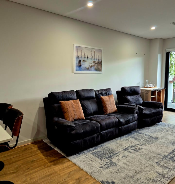 Walk To Cafés & Waterfront | Sleeps 5 - Adelaide