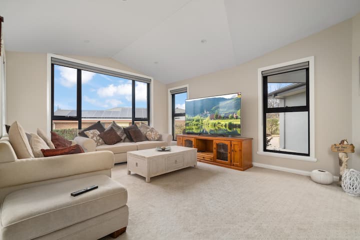 Beautiful Spacious Home In A Serene Setting - Bathurst