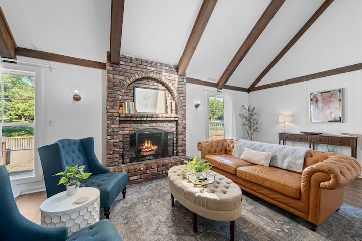 Luxury Tudor Haven – Hot Tub Game Room Sleeps 14 - Independence, MO