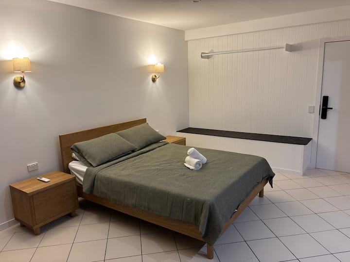 Queen Studio With Shared Bathroom - Surfers Paradise