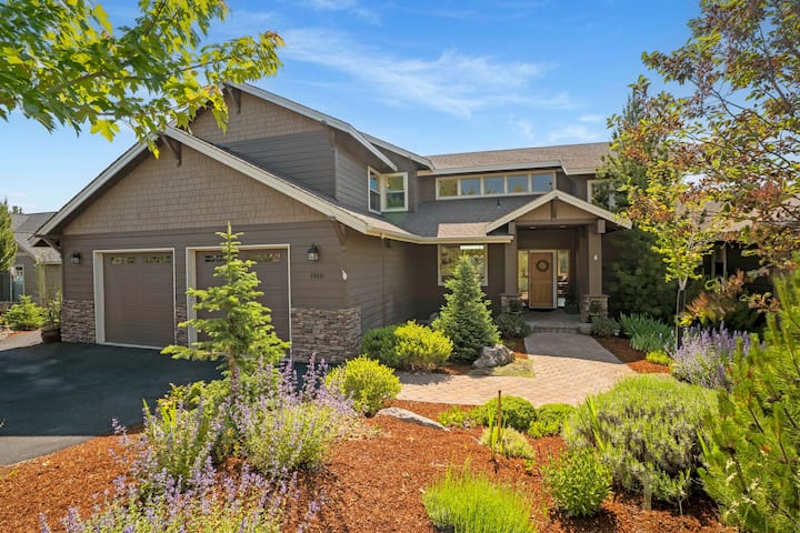 High Desert Haven 4 En-suites, Game Room, Hot Tub - Redmond, OR