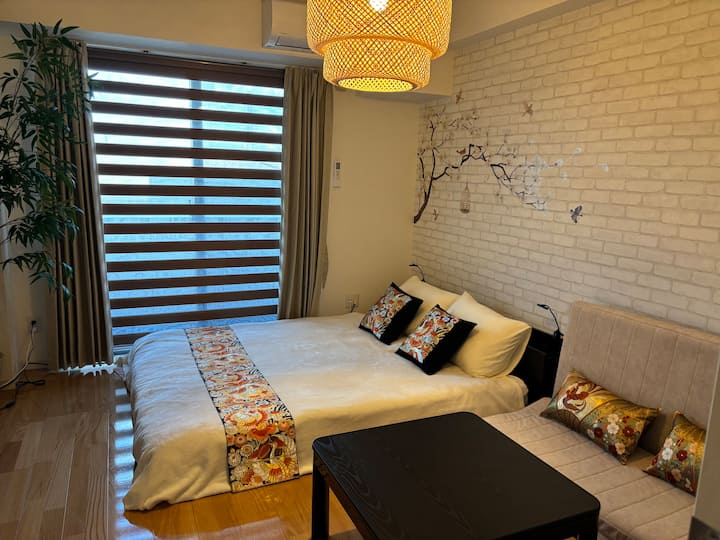 駅から1分/成田と東京の中間/クイーンベッド&こたつテーブル/着物の帯で作った和モダンルーム301 - Chiba