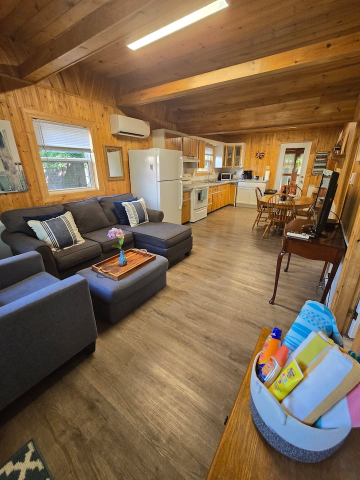 Your Summer Getaway Awaits. Walk To Parlee Beach - Shediac