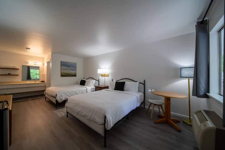 Queen Suite #8 At Glory Dayz! - Eureka Springs, AR