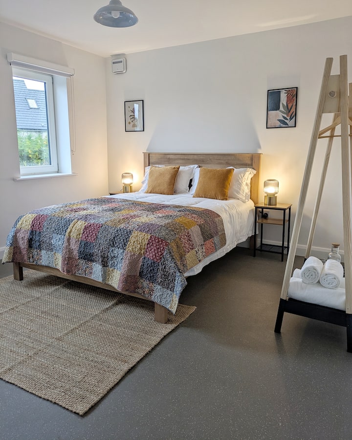 Bespoke Rooms With Private Entrance In Trim - Trim