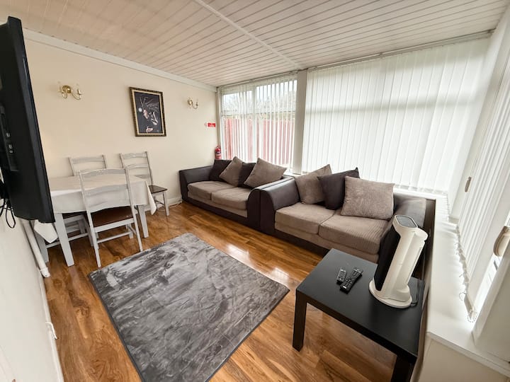 Double Parking, Modern 4 Bedroom Home - Derby