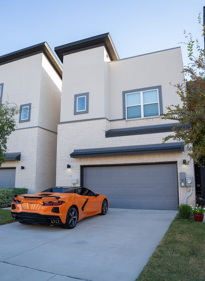 Modern 2-story Retreat • 5 Min From Dfw Airport - Irving, TX