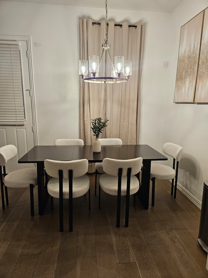 Modern 2-story Retreat • 5 Min From Dfw Airport - Irving, TX