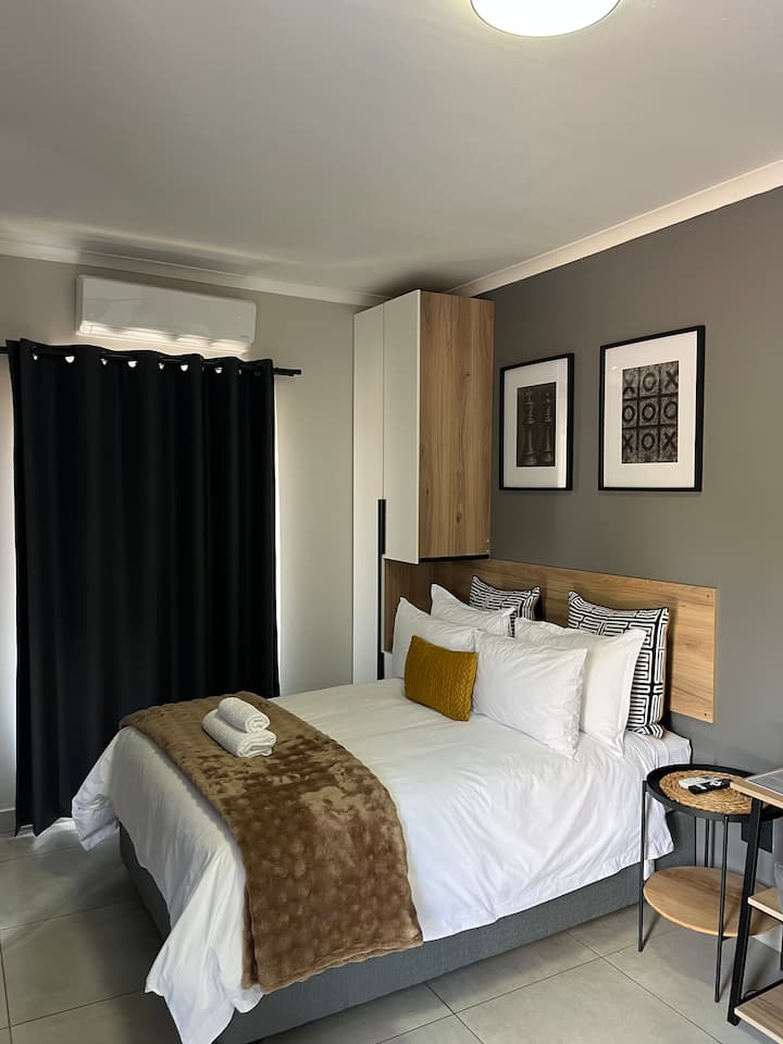 Snug Designer Studio • Great Value• Ideal Location - Hartbeespoort