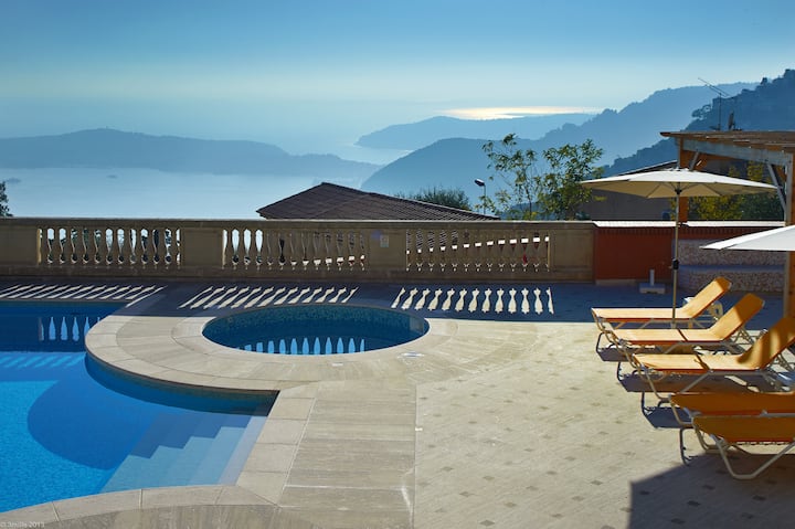 Superbe, Calme Et Avec Vue Mer Majestueuse - エズ