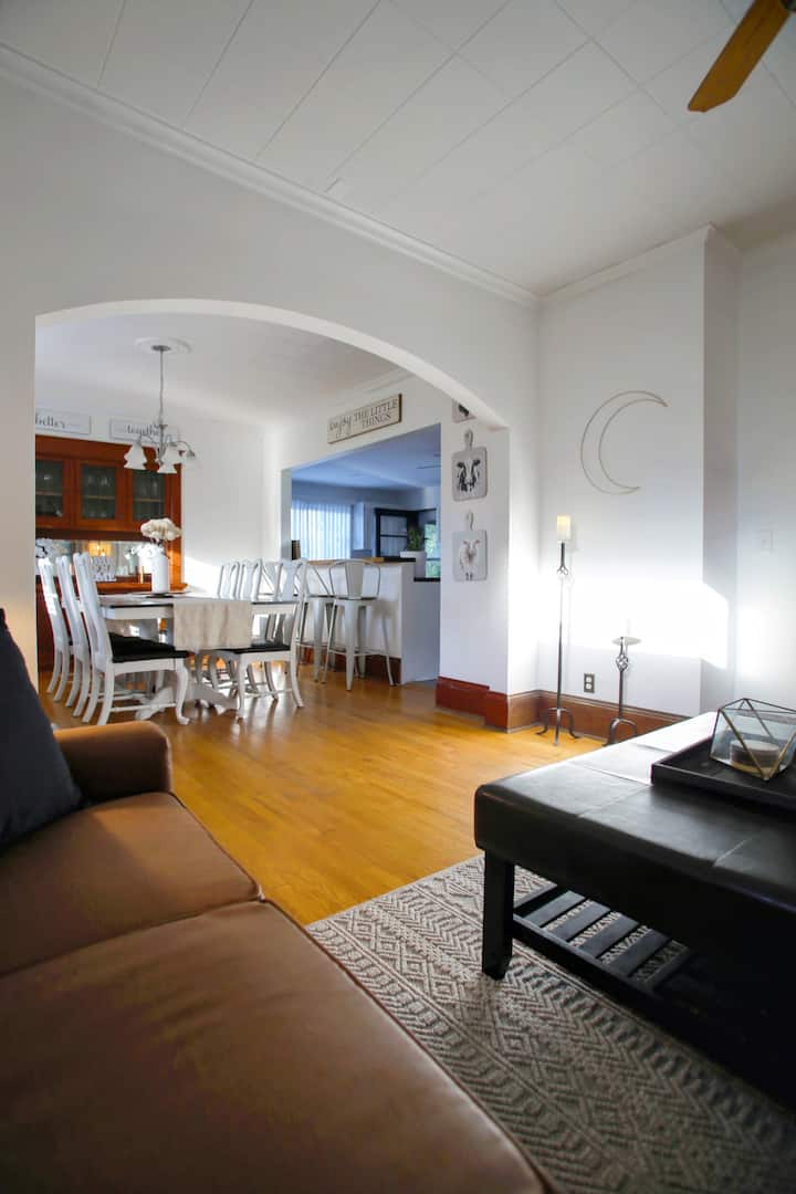 Urban Farmhouse! ½ Acre•fire Pit•near Dt•3 Bdrm - Woodbury, MN