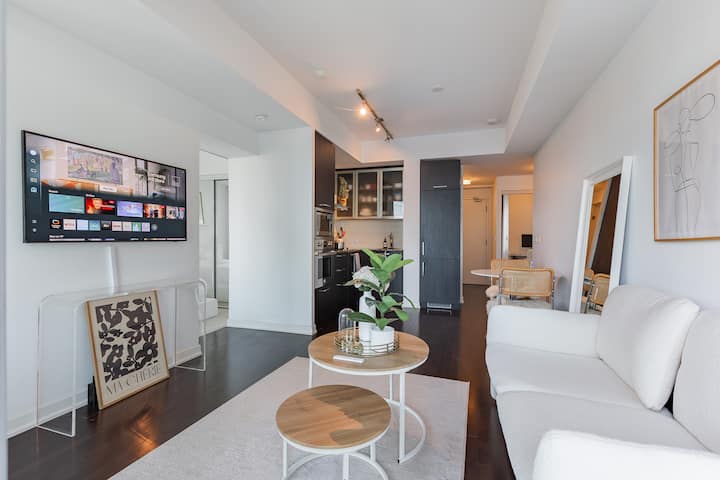 Downtown Condo: 1br + Balcony, Desk & Free Parking - Toronto