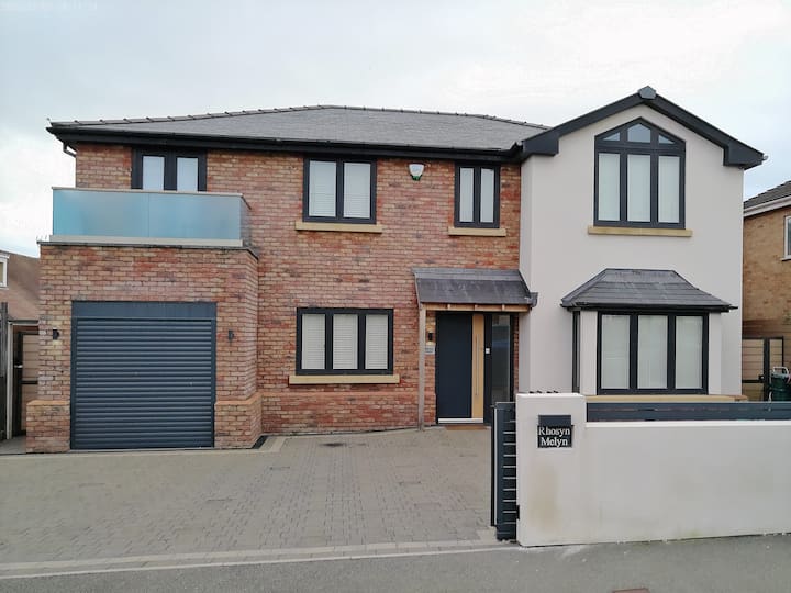 Modern, Large Open Plan 4-bed Property In Abergele - Abergele