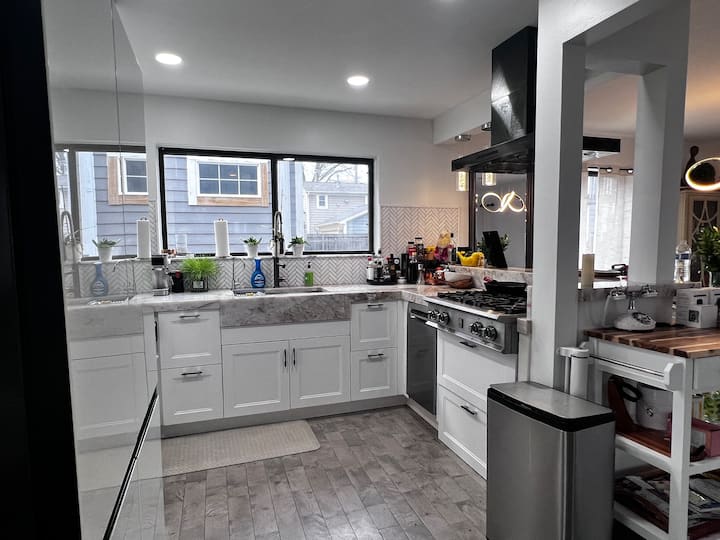 Modern Downtown Birmingham Oasis - Troy, MI