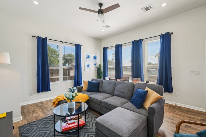 No Airbnb Fees! Near Riverwalk & Pearl District - San Antonio, TX