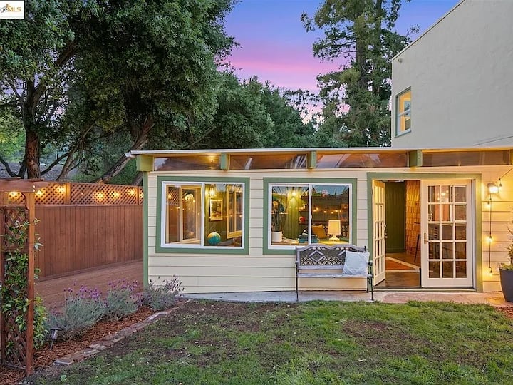 Beautiful Cabin Oasis With Private Patio & Garden - Oakland, CA