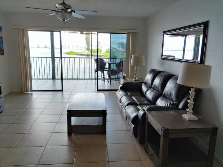 Coastal Condo Stay-steps From The Beach - 코코아비치